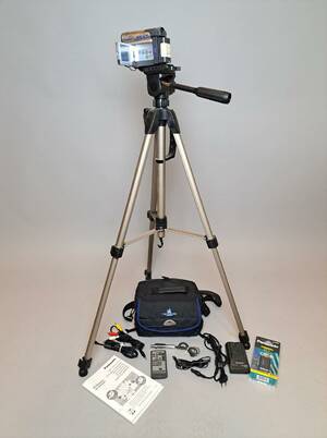 Slutpris för Filmkamera med stativ, Panasonic NV-DS60