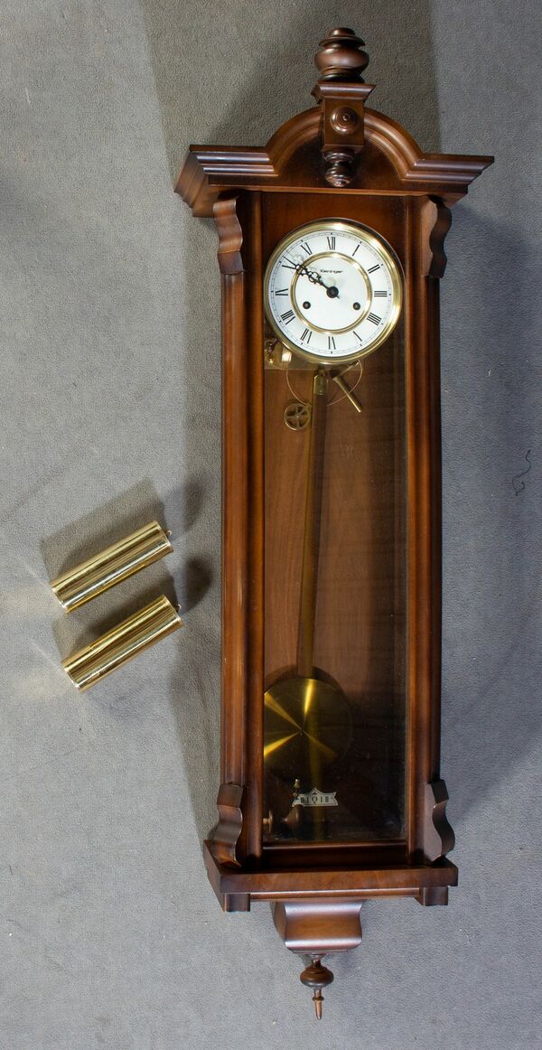 Slutpris för Wanduhr/Pendeluhr im Stil des Biedermeier