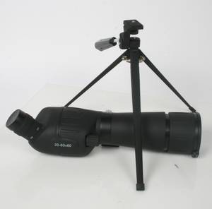 Slutpris för Gummiarmeret zoom kikkert med stativ.