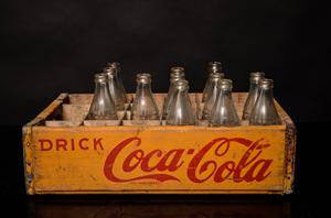 Slutpris för Coca Cola flaskor samt ställ