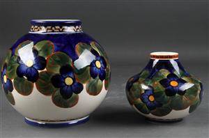 Slutpris för Aluminia. To vaser af fajance