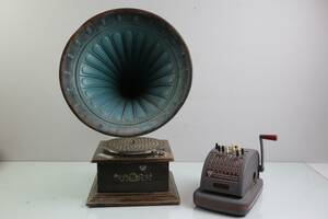 Slutpris för TRATTGRAMMOFON, "Luxophon" samt checkstämpel, "Protectograph"