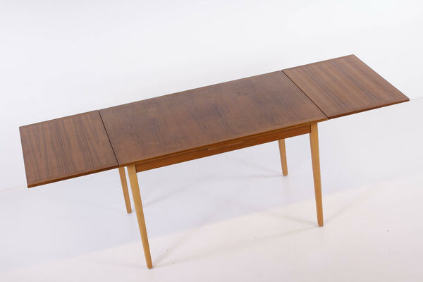 Slutpris för Matbord med svarvade ben, utdragsskivor