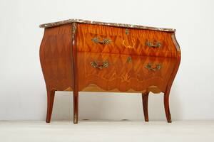 Slutpris för Rokokko-stil. Bombé formet kommode af