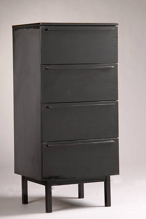 Slutpris för Moderne smal kommode af sort