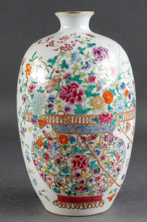 Slutpris för Kinesisk vase af porcelæn, 2000-tallet