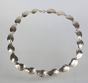 Slutpris för DESIGNER COLLIER, SILBER 800.