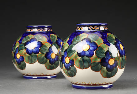 Slutpris för Aluminia. Par vaser af fajance(2)