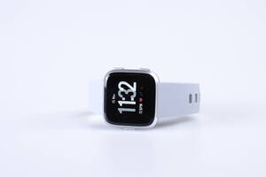 Slutpris för Fitbit Versa, smartwatch, med tillbehör