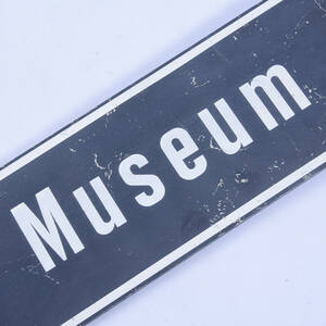 Slutpris för SKYLT, metall, "Museum", 1900-tal.