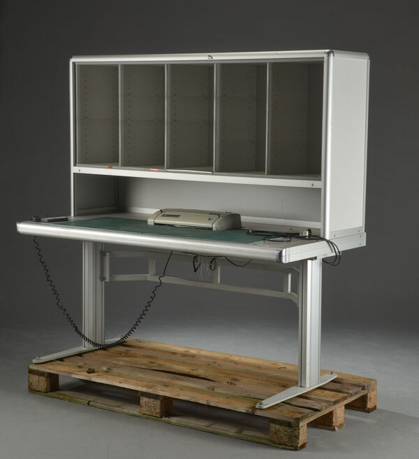 Slutpris för Arbejdsbord monteret med scani frankeringsmaskine