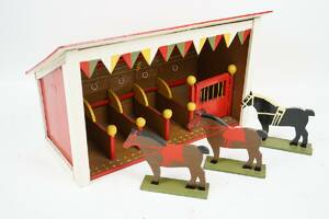 Slutpris för Leksak, stall med tre hästar,