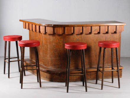 Slutpris för Bardisk med 4 st barstolar.